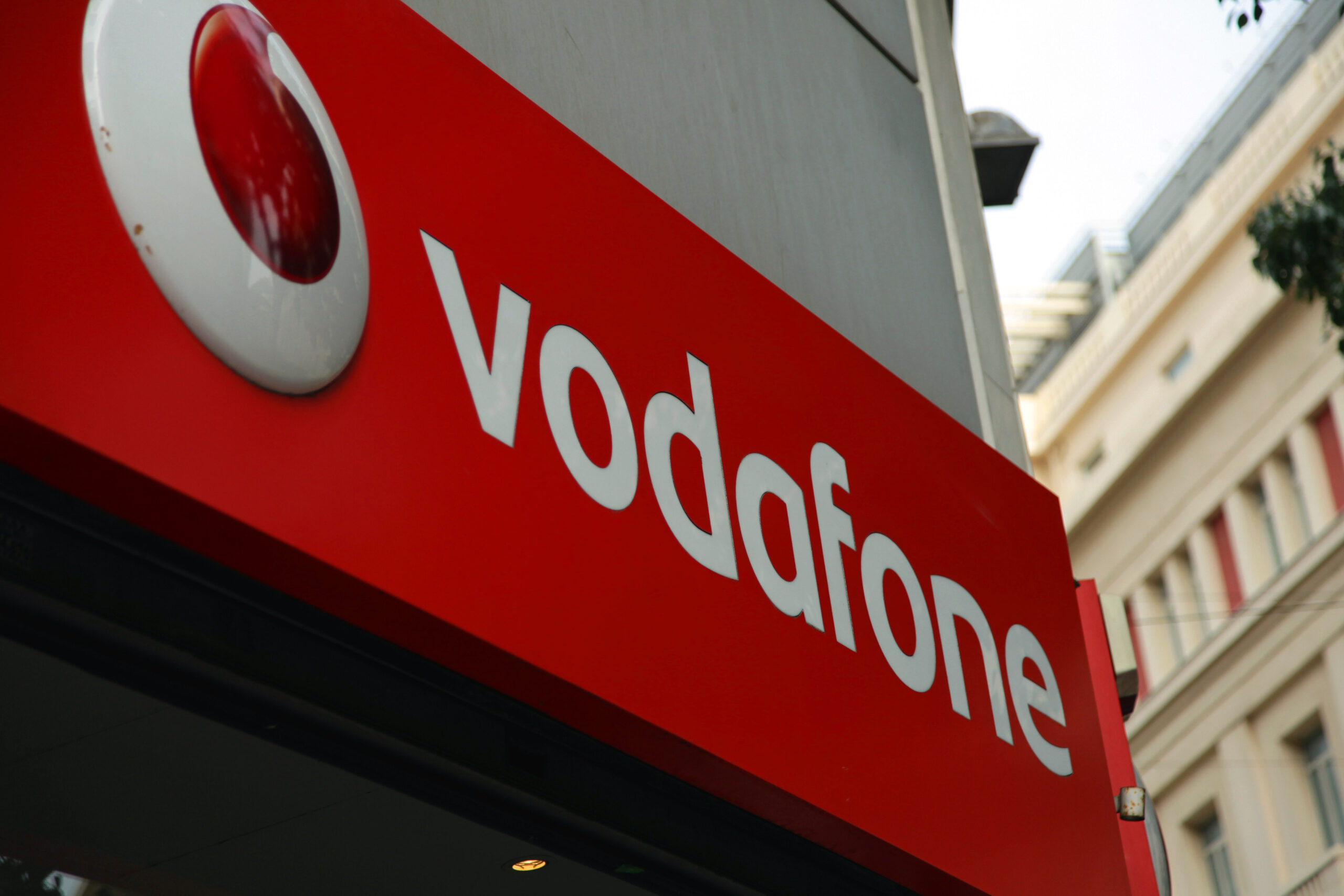 Προβλήματα στο δίκτυο της Vodafone - Δεν δέχονται κλήσεις οι ...