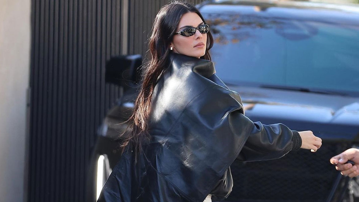 Η Kendall Jenner φωτογραφίζεται με look από την sold out συλλογή της ...