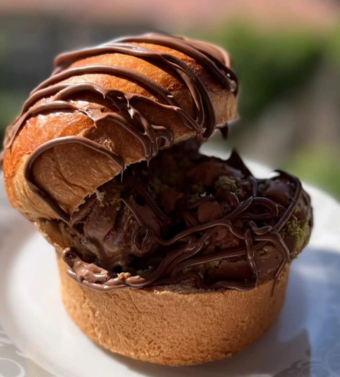 Caramel’s Street: Το απόλυτο σημείο για τσουρέκι, donuts με παγωτό και ...